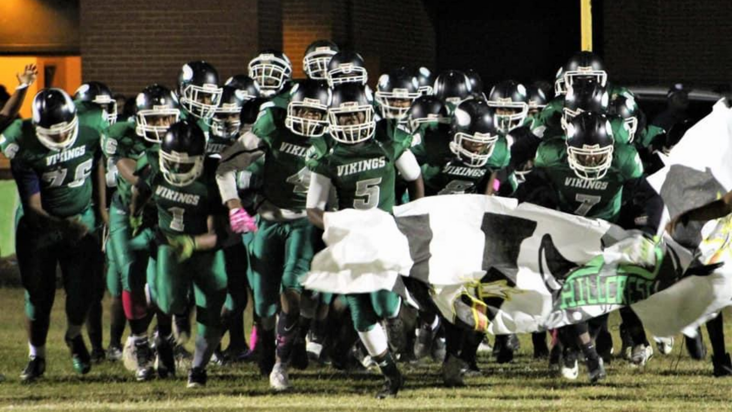 5 Reasons Small Town Football is Awesome – Friday Night Wives